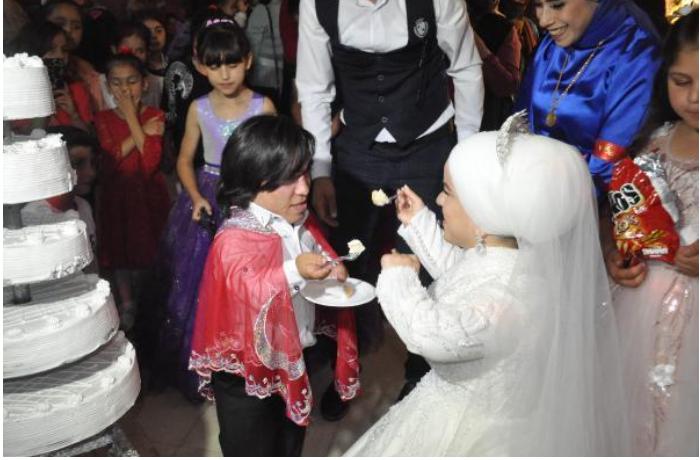 108 santimetr boyu olan cütlük evləndi - FOTOLAR | KONKRET