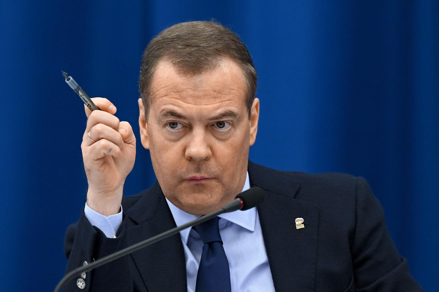 “Satqındır, ona nifrət edirəm” - Medvedyev Zelenskinin yüksək vəzifə ...