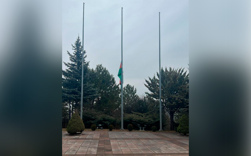 Azərbaycanın Türkiyədəki səfirliyində bayraqlar yarıya qədər endirildi ...